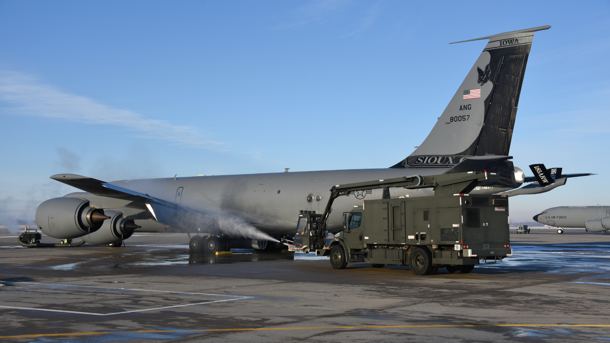 Basic facts about aircraft de-icing