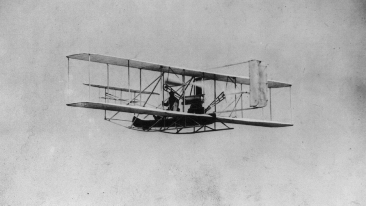 4 October 1909 – over a million people watch Wilbur Wright flying along ...